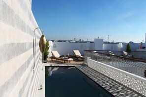Piscina exterior, espreguiçadeiras 