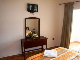 Estúdio panorâmico, 1 quarto, para não fumantes, vista para a piscina | Comodidades do quarto