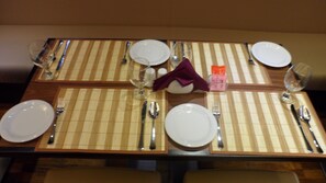 Pequeno-almoço tipo buffet diário (25.00 AED por pessoa) 