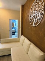 Apartamento, 1 quarto, varanda | Sala | TV de ecrã plano 