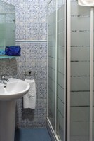 Apartamento, 1 quarto | Banheiro | Produtos de toalete grátis, toalhas de banho, papel higiênico 