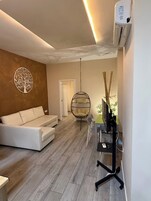 Apartamento, 1 quarto, varanda | Sala | TV de ecrã plano 