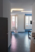 Apartamento, 1 quarto, sacada | Sala de estar | TV de tela plana