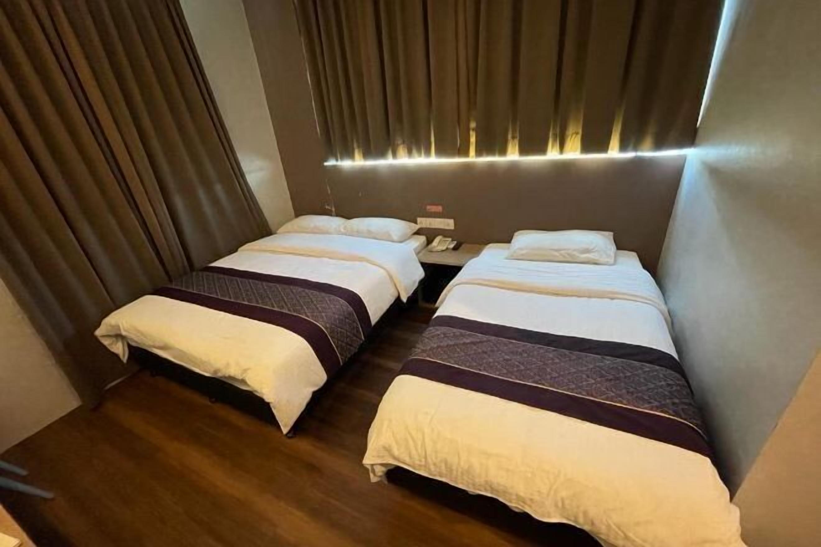 Cofres nos quartos, escrivaninha, quartos à prova de som