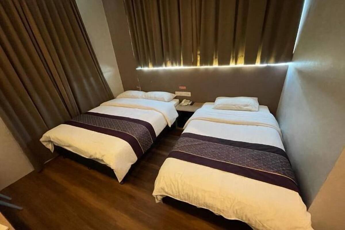 Cofres nos quartos, escrivaninha, quartos à prova de som