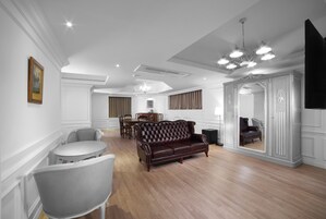 Suite (A, Base pax 5, Parking) | Sala de estar | Televisor 