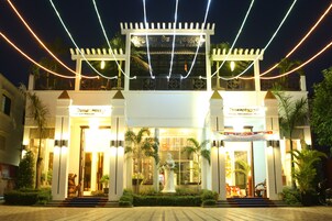 Fachada do alojamento (tarde/noite)