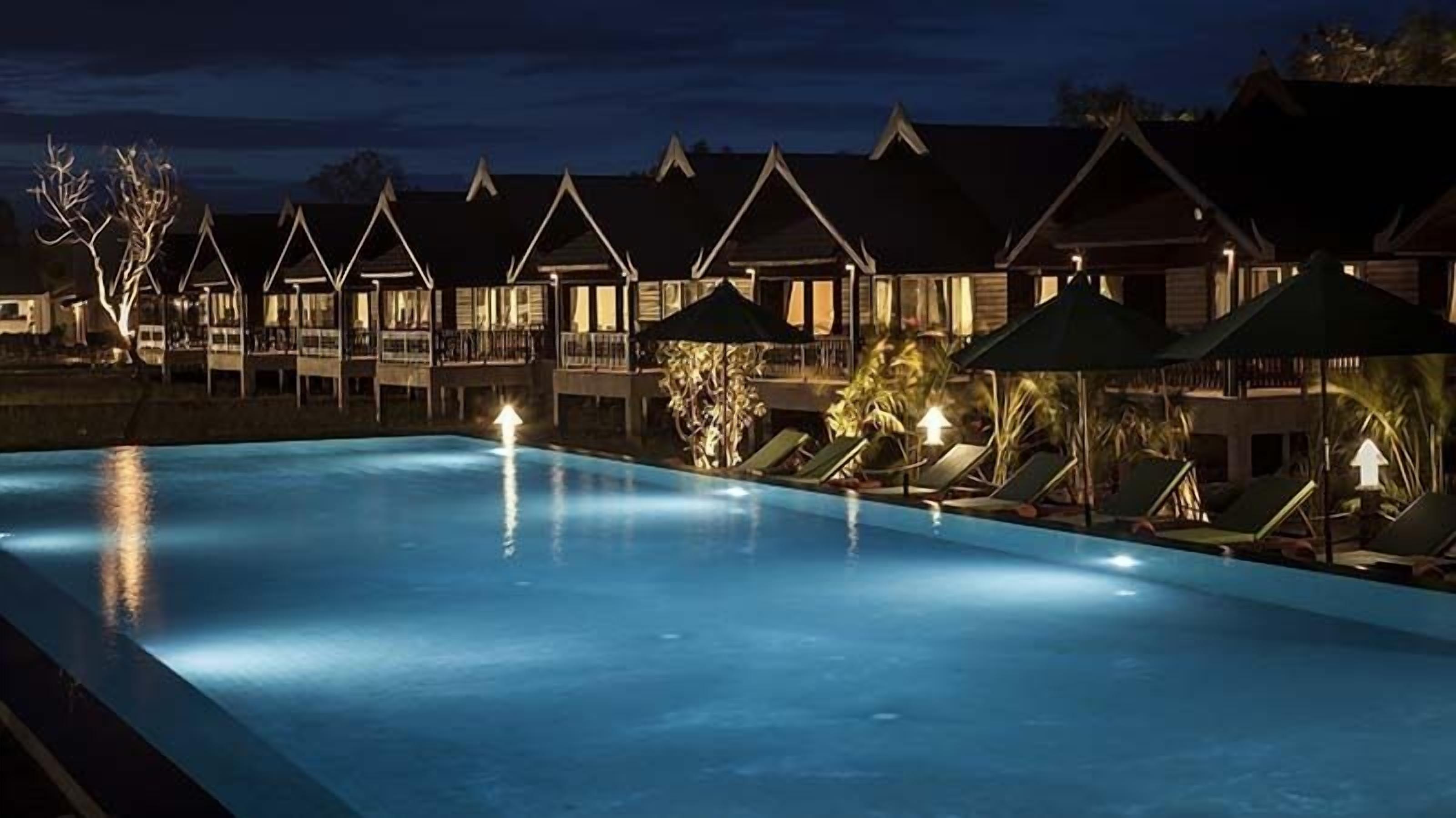 Piscina exterior, guarda-sóis, espreguiçadeiras 