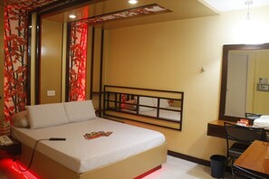 Quarto Executivo, 1 cama queen-size | Wi-fi grátis, roupa de cama fornecida 