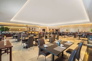 Pequenos-almoços, almoços, jantares servidos, cozinha internacional 