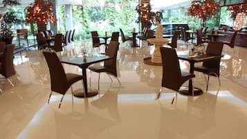 Pequenos-almoços, almoços, jantares servidos, cozinha internacional