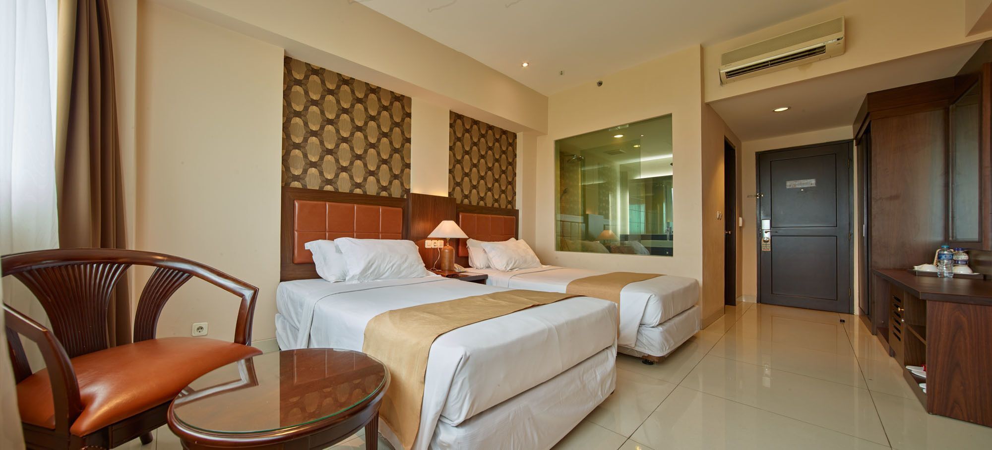 Roupas de cama premium, cofres nos quartos, escrivaninha