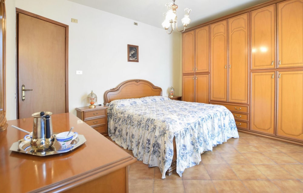 2 Bedroom Nice Home In Viareggio - Viareggio