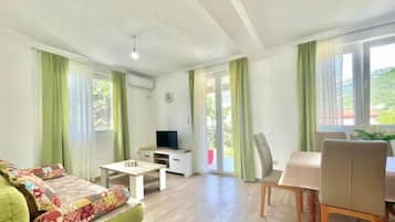 Apartamento clássico | Área de estar | TV LCD 32 polegadas com canais a cabo