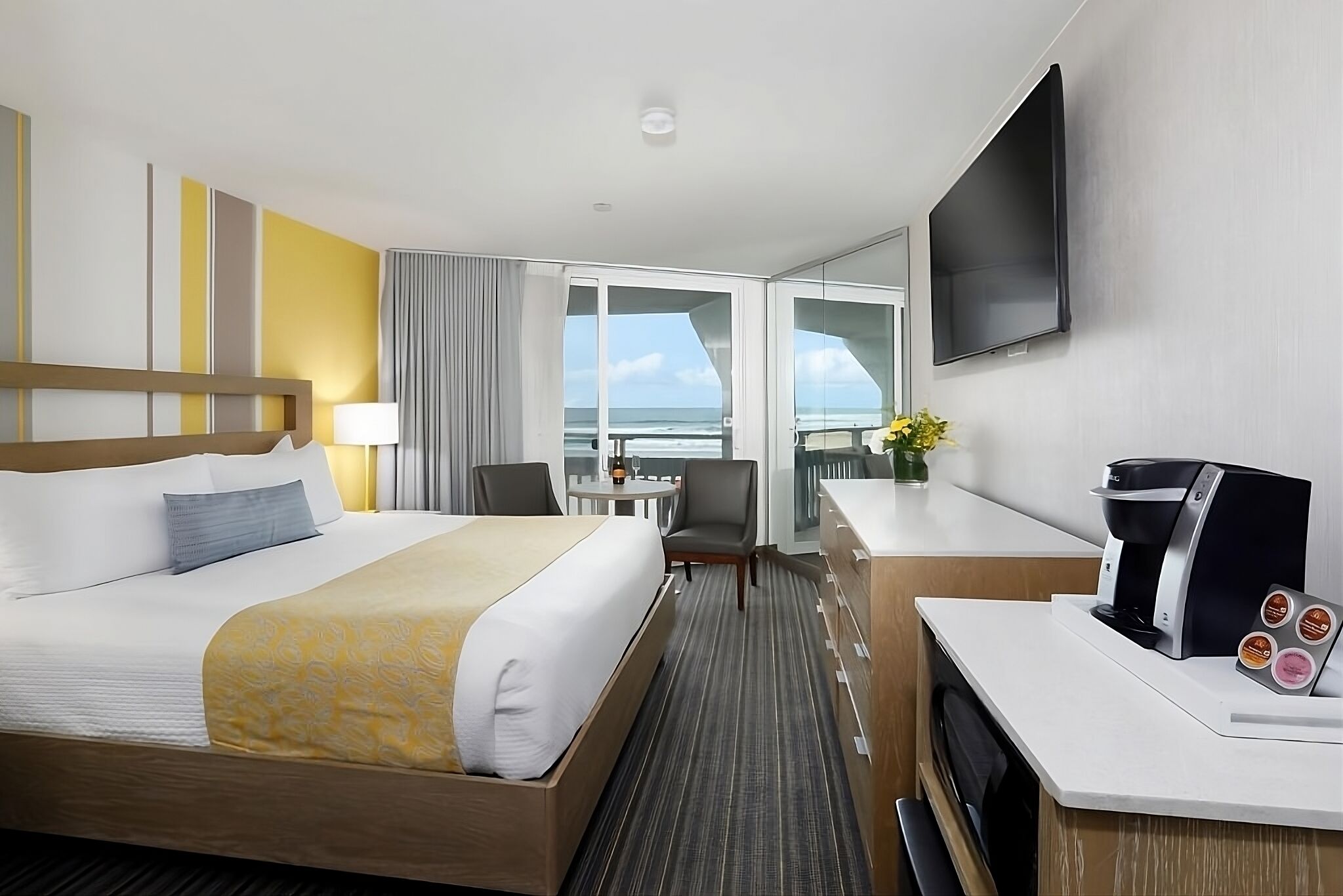 Beach Getaway Near Seaworld, Pacific Beach And Crystal Pier! Onsite Pool! - Mission Bay, CA