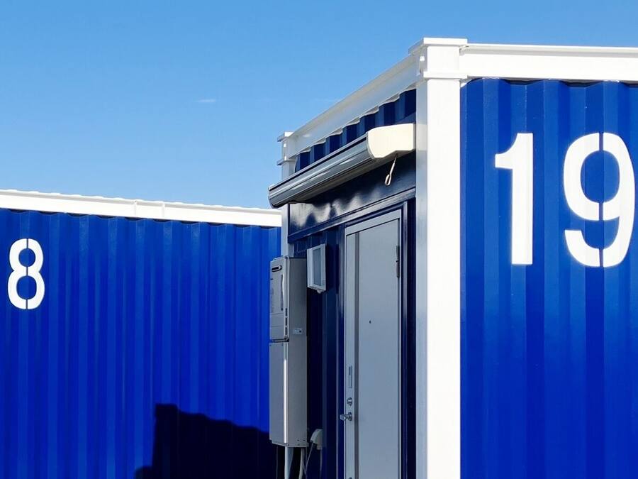 Um edifício portátil azul com os números 8 e 19 nas paredes externas.