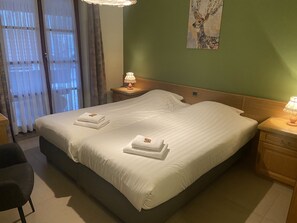 Quarto Duplo Standard, vista para o pátio | Secretária, secretária adequada para computadores portáteis