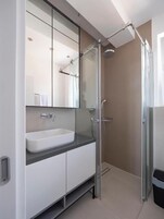 Apartamento Deluxe | Casa de banho | Um polibã, um secador de cabelo, toalhas fornecidas 