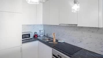 Apartamento luxo | Cozinha privada | Geladeira, micro-ondas, lava-louças, chaleira elétrica