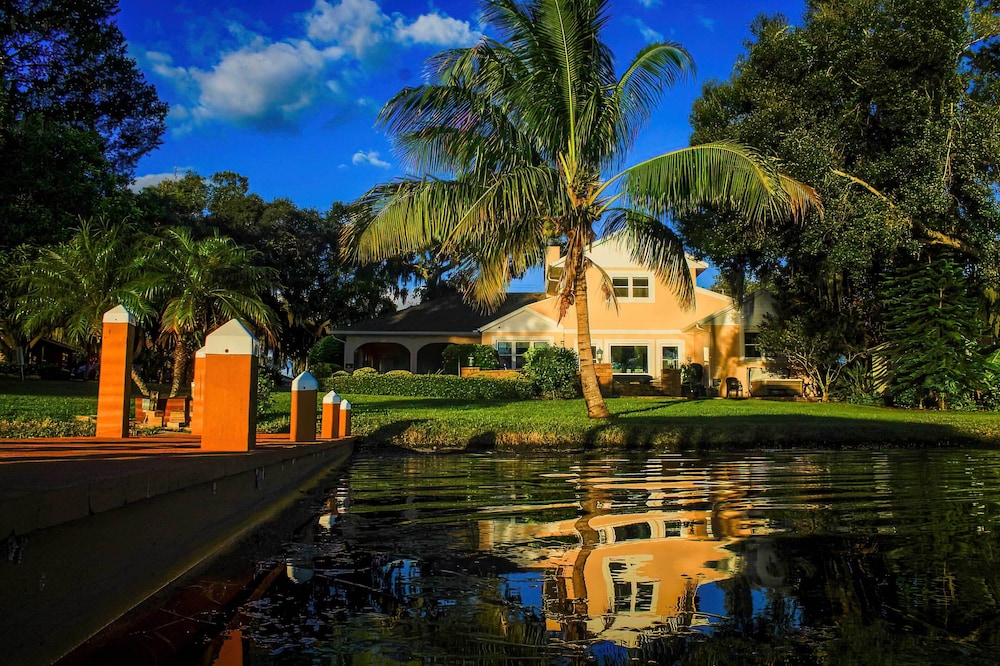Lakefront Winter Haven Retreat: Hot Tub & Patio! - Winter Haven, FL