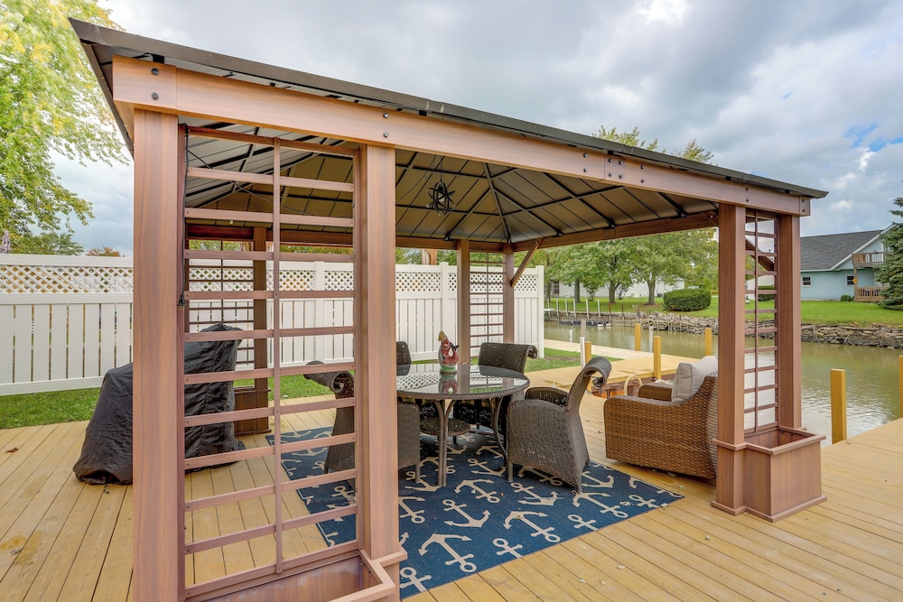 Port Clinton Home W/ Private Dock + Gazebo! - Fremont, OH