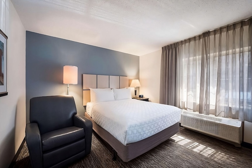 Vacation Is Calling, 4 Modern Suites, Pet-friendly, Near Troy Attractions - Bloomfield Hills, MI