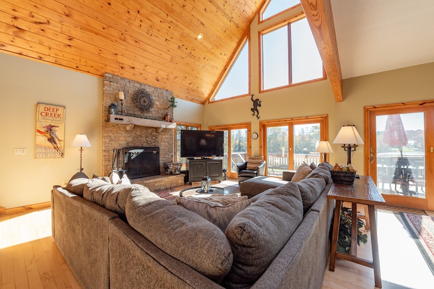 Bear And Grin Inn: Lakefront, Dock, Hot Tub, Fireplace! - Deep Creek Lake