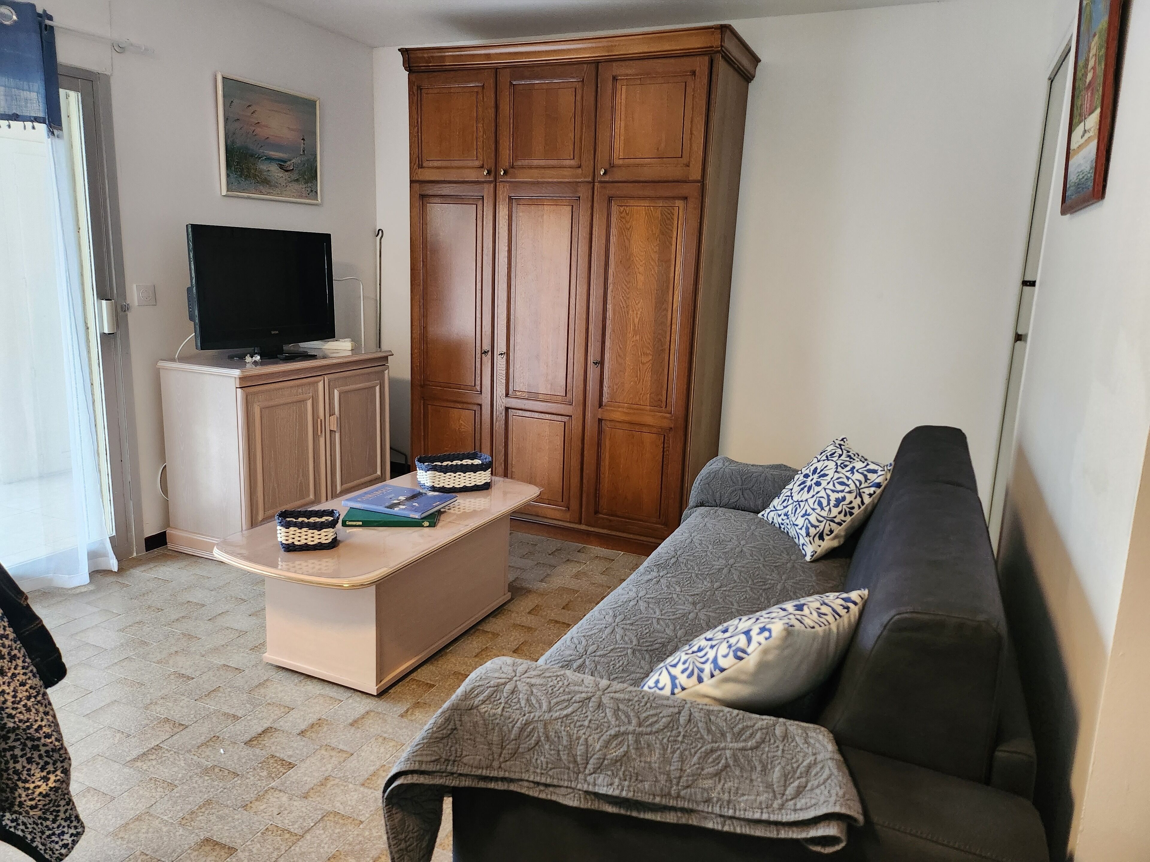 Marina  Les Voiles A La Mer Avec Vue Sur Le Port - Aigues-Mortes