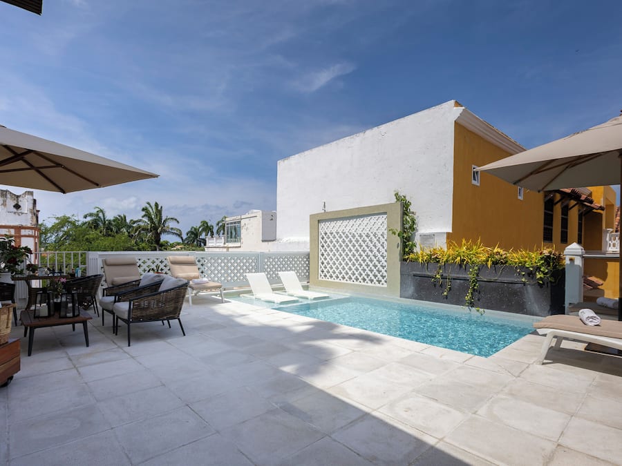 Piscina externa, funciona das 7h30 às 19h, guarda-sóis, espreguiçadeiras