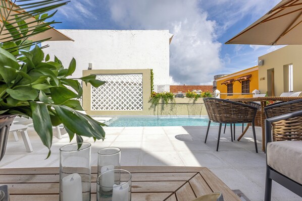 Piscina externa, funciona das 7h30 às 19h, guarda-sóis, espreguiçadeiras