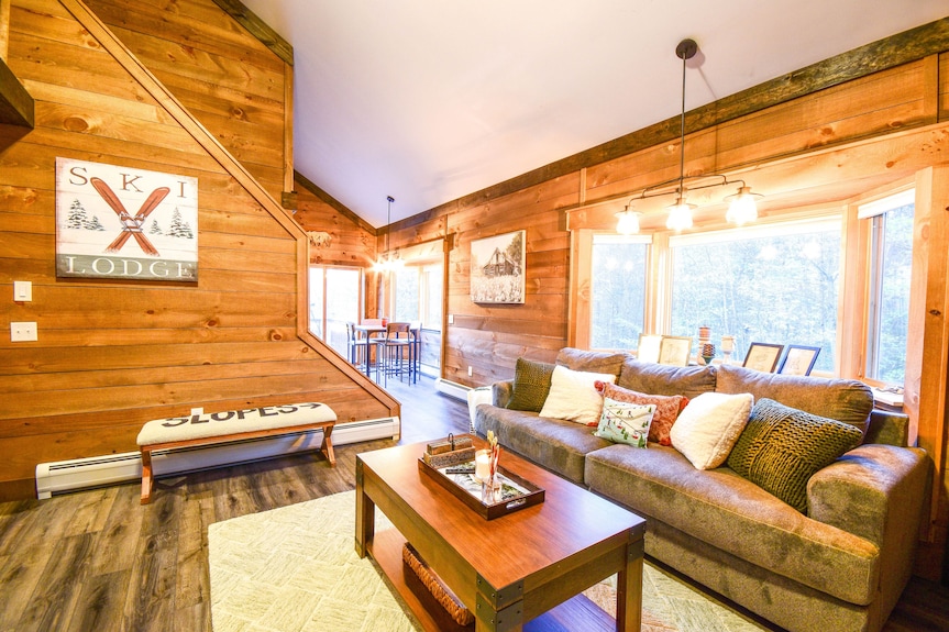 New Renovated Ski Chalet On The River With A Hottub - Vermont
