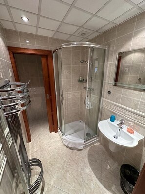 Quarto Duplo Económico | Casa de banho | Um secador de cabelo, chinelos, toalhas fornecidas, champô 