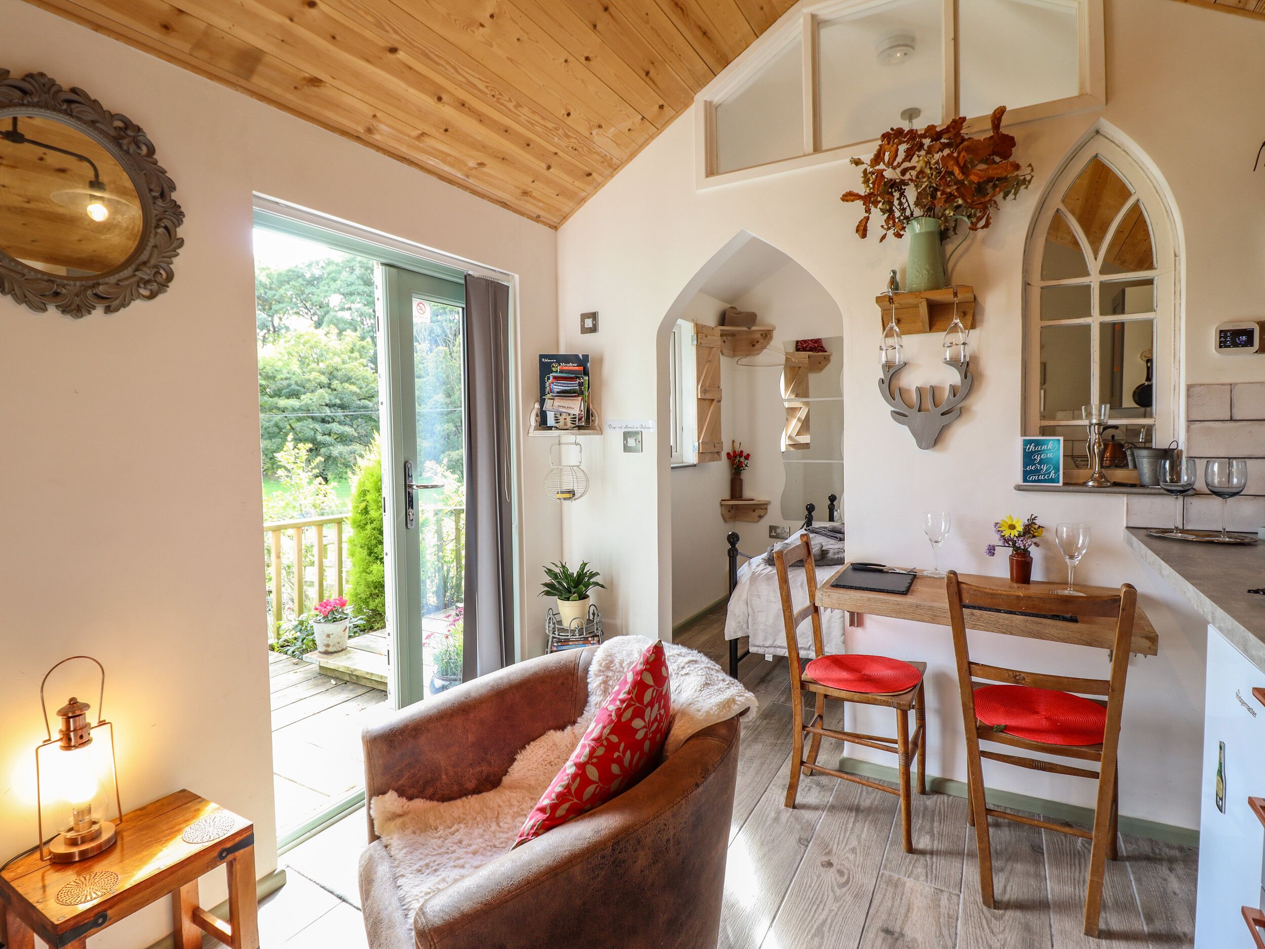 Chateau Petit, Pet Friendly, With A Garden In Trefeglwys - North Wales