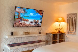 Quarto Duplo Deluxe | Minibar, cofre no quarto, com decoração personalizada