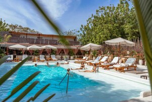 Piscina exterior, guarda-sóis, espreguiçadeiras 