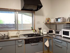 Geladeira, micro-ondas, cooktop, torradeira