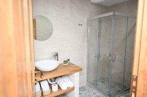 Double Room with Balcony | Casa de banho | Um polibã, artigos de higiene pessoal grátis, um secador de cabelo 