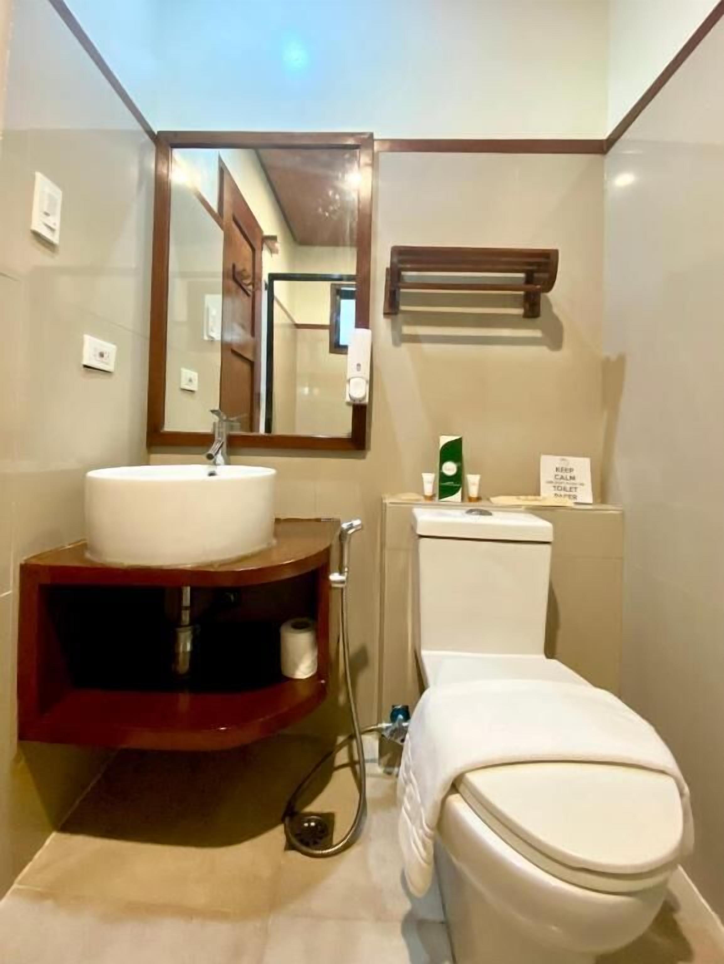 Quarto duplo standard, vista para o jardim | Banheiro | Chuveiro, produtos de toalete grátis, secador de cabelo, chinelos