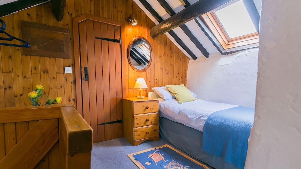Cyndal Bach - a coastal that sleeps 3 guests in 2 bedrooms - Rhoscolyn ...