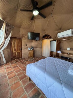 Tenda Superior | Com mobília individualizada, Wi-fi grátis, roupa de cama fornecida