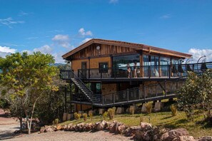 Cabana de Madeira Deluxe | Com mobília individualizada, Wi-fi grátis, roupa de cama fornecida