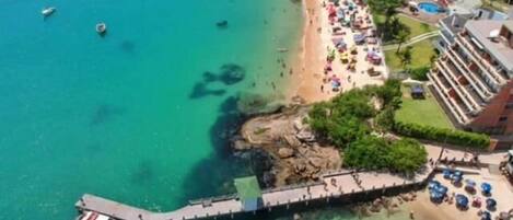 Perto da praia, areia branca