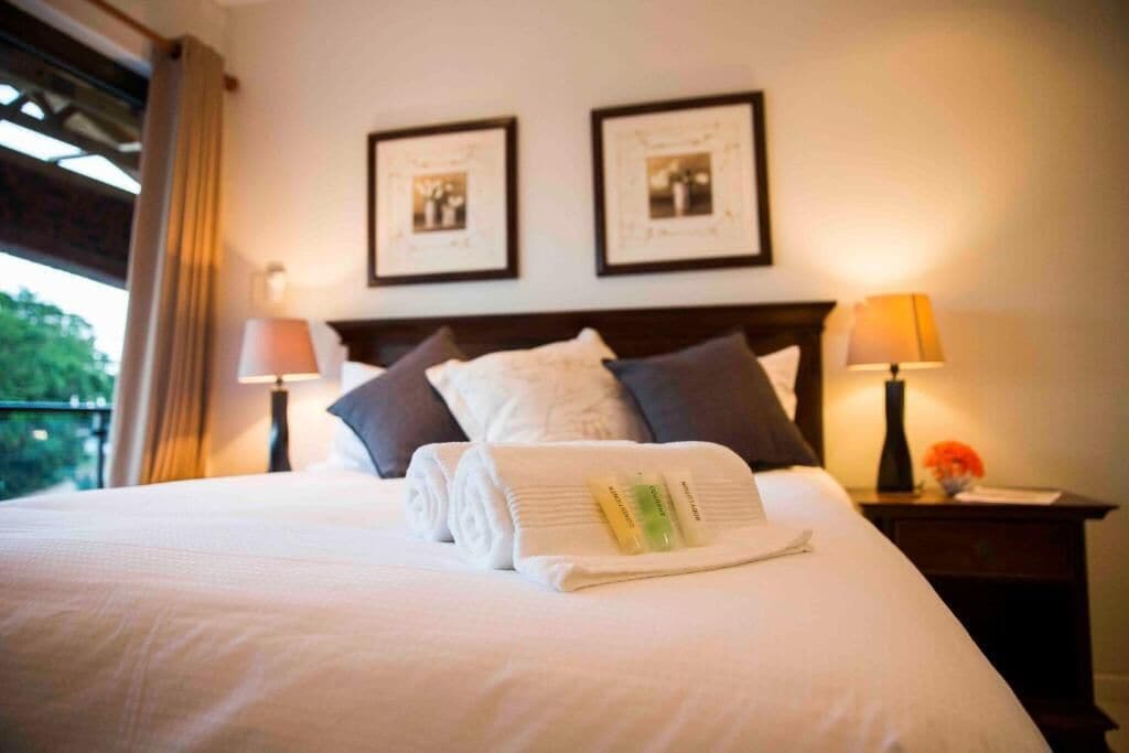 Secretária, secretária adequada para computadores portáteis 