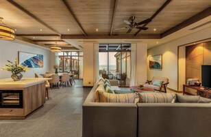 Vila, 5 quartos, piscina particular, vista para a praia | Área de estar | Smart TV 43 polegadas com canais digitais