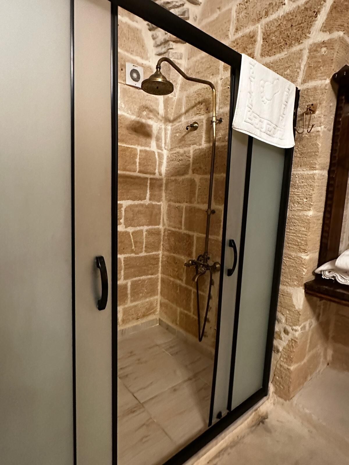 Quarto Triplo Deluxe | Casa de banho | Artigos de higiene pessoal grátis, um secador de cabelo, chinelos 
