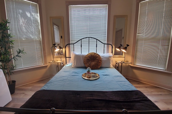 Quarto Signature, 1 cama queen-size | Com decoração personalizada, com mobília individualizada, secretária