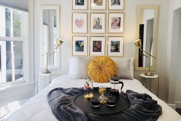 Quarto Signature, 1 cama queen-size | Com decoração personalizada, com mobília individualizada, secretária