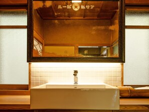 Quarto Quádruplo Deluxe | Casa de banho | Artigos de higiene pessoal grátis, um secador de cabelo 