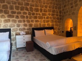 Quarto Deluxe, vários quartos, não fumadores | Secretária, secretária adequada para computadores portáteis 