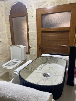 Quarto Duplo ou Twin Clássico | Casa de banho | Um polibã, um chuveiro fixo, um secador de cabelo (mediante pedido) 